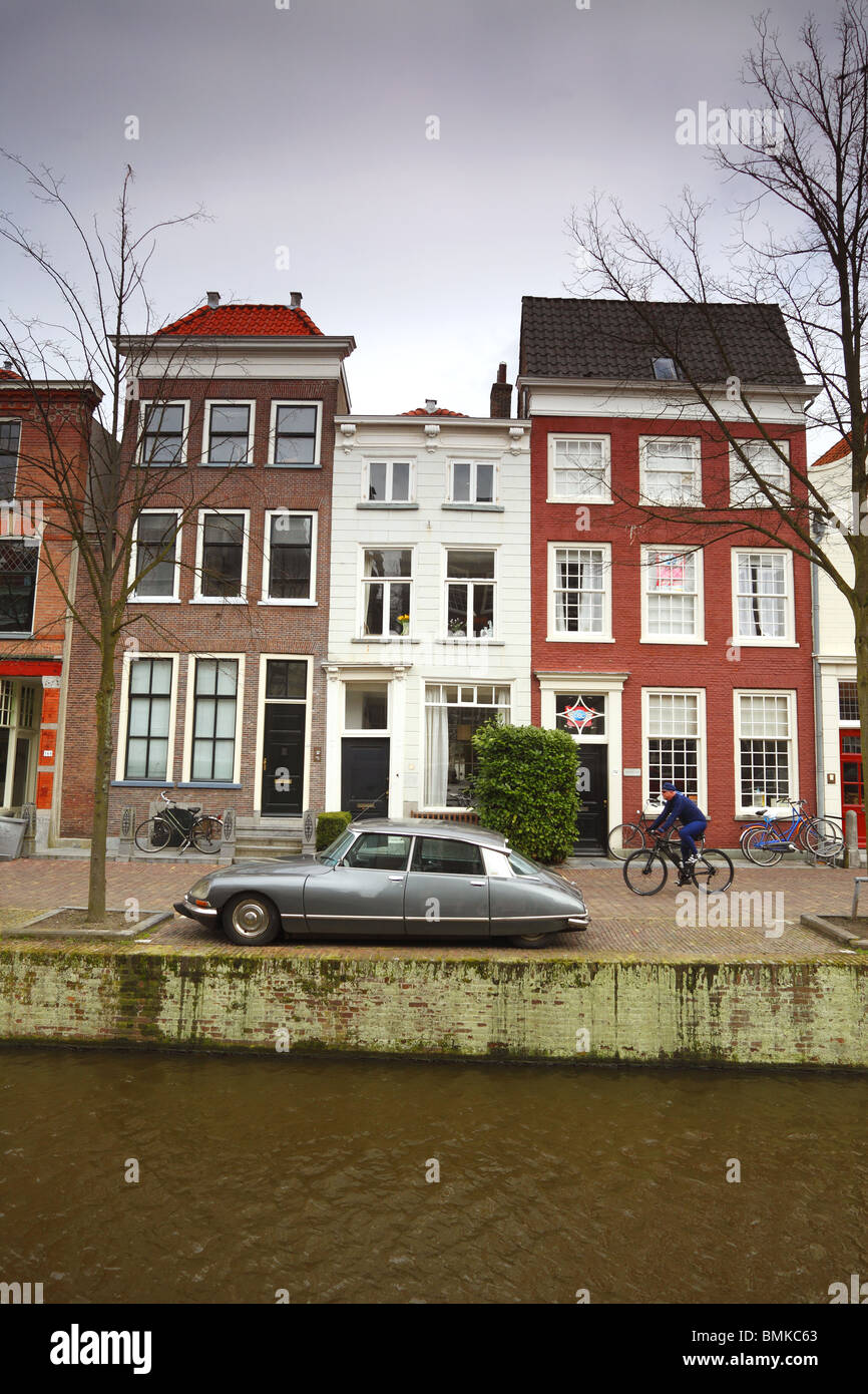 Properties alongside the canal at Oude Delft in Delft, Holland Stock ...