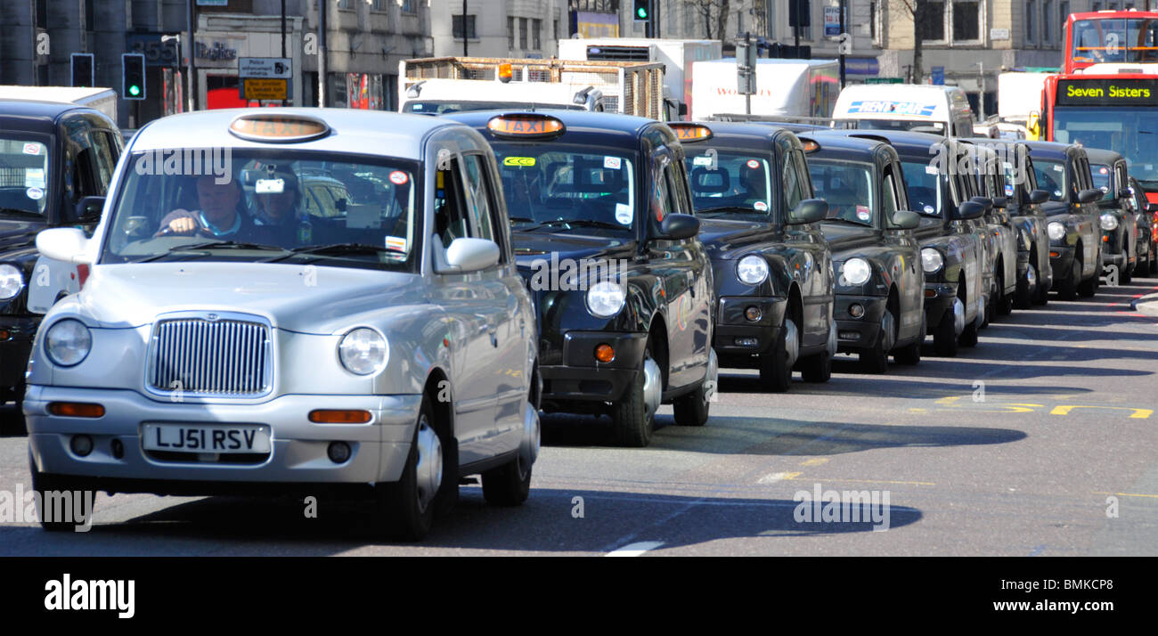 London black cab queue hi-res stock photography and images - Alamy