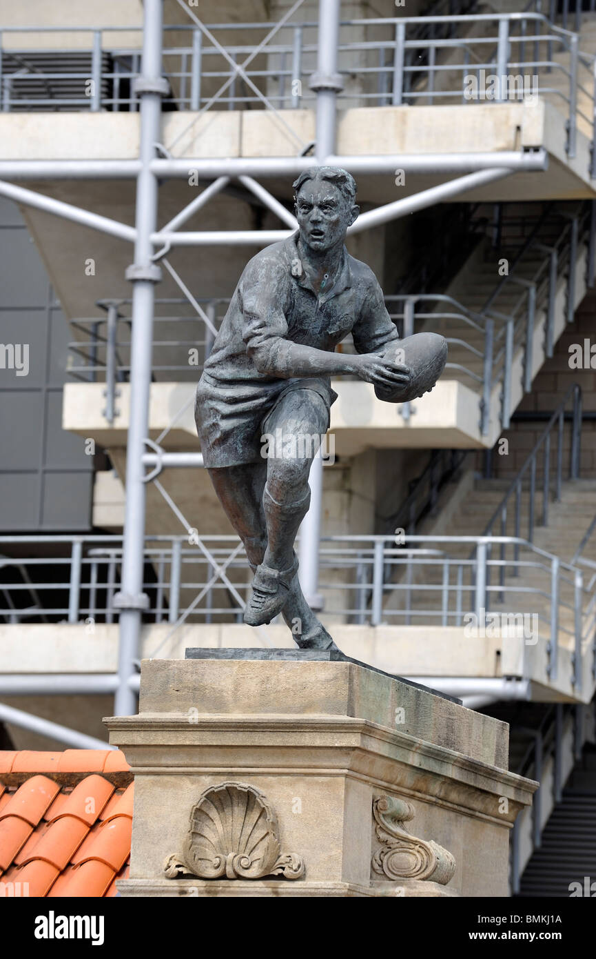 Twickenham statue stadium hi-res stock photography and images - Alamy