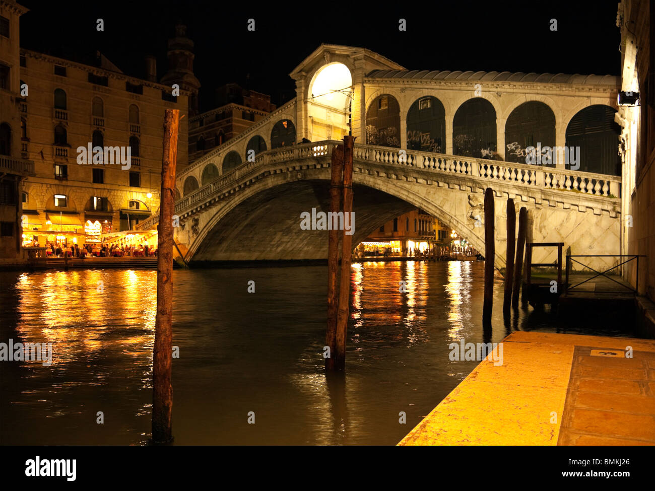 famous Rialto bridge at Venice at night Stock Photo - Alamy