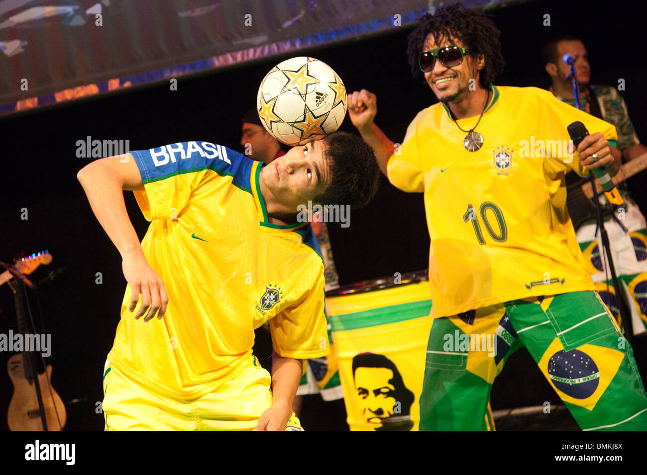 Freestyle football hi-res stock photography and images - Alamy