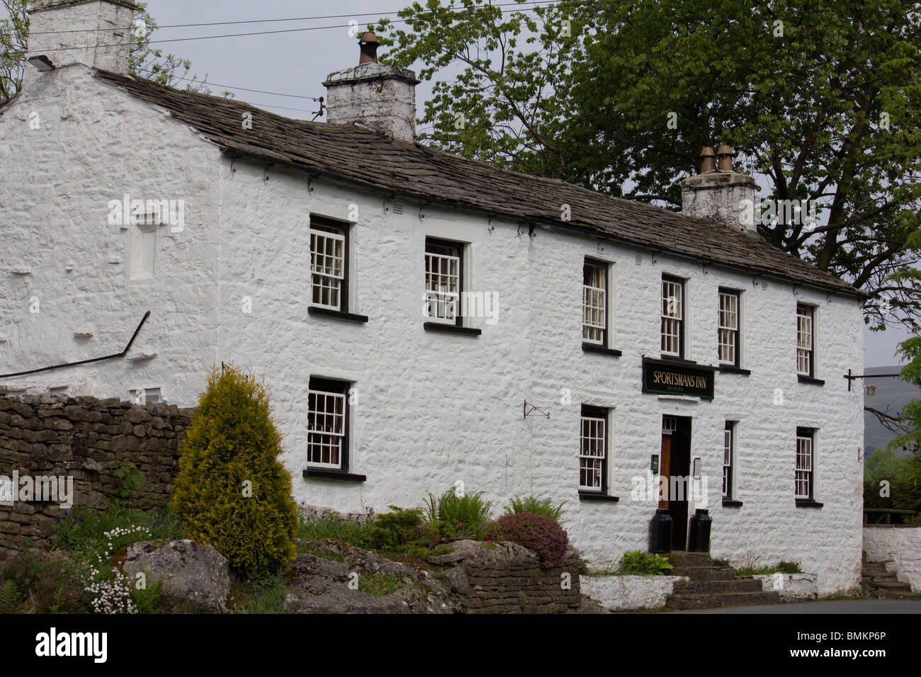 Ribblehead pub hi-res stock photography and images - Alamy