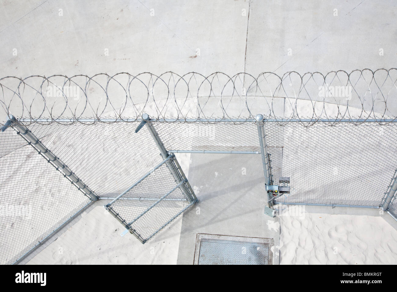 Florida - Feb 2009 - Stainless steel razor wire spirals over chain link ...