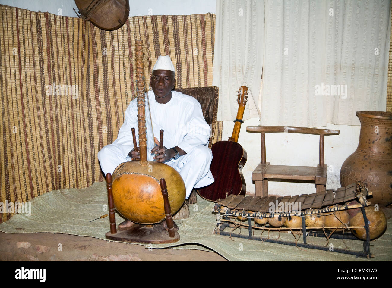 Mali, Bamako. Traditional musician Stock Photo - Alamy