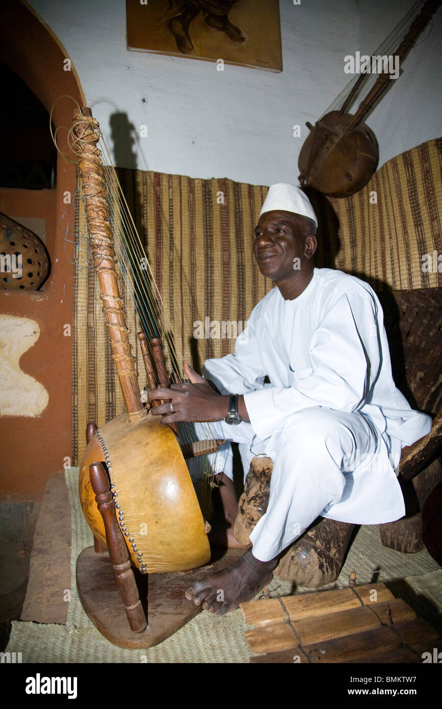 Mali, Bamako. Traditional musician Stock Photo - Alamy