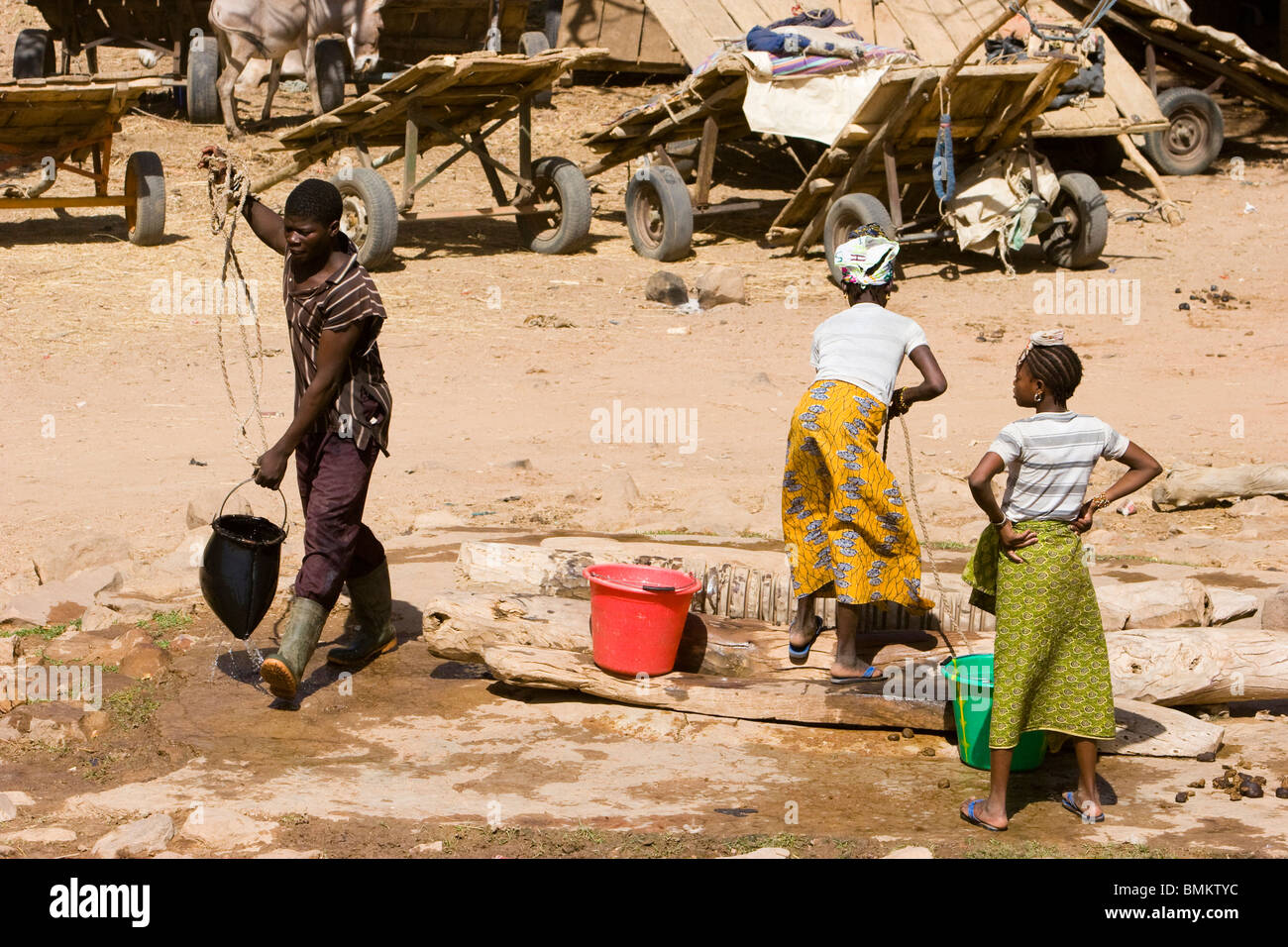 Mali, Baniani. People at a well Stock Photo - Alamy