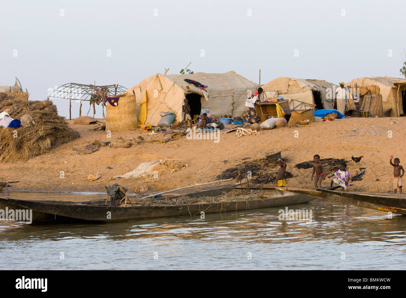 Mali, Mopti. Village on the Niger River between Lake Debo & Sebi Stock ...