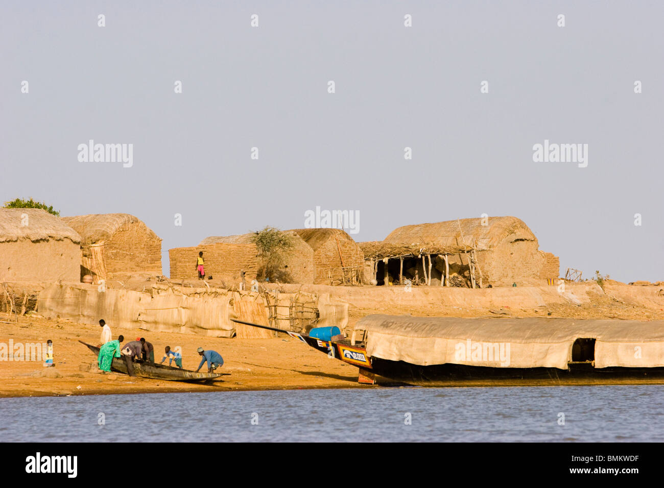 Mali, Mopti. Village on the Niger River between Lake Debo & Sebi Stock ...