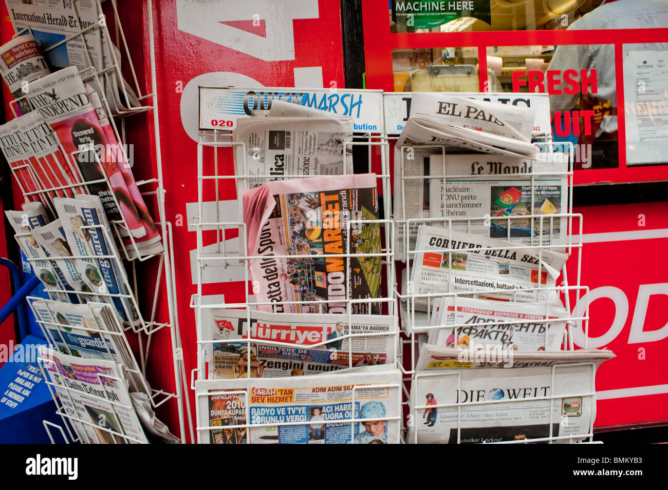 Newsagent shop hi-res stock photography and images - Alamy