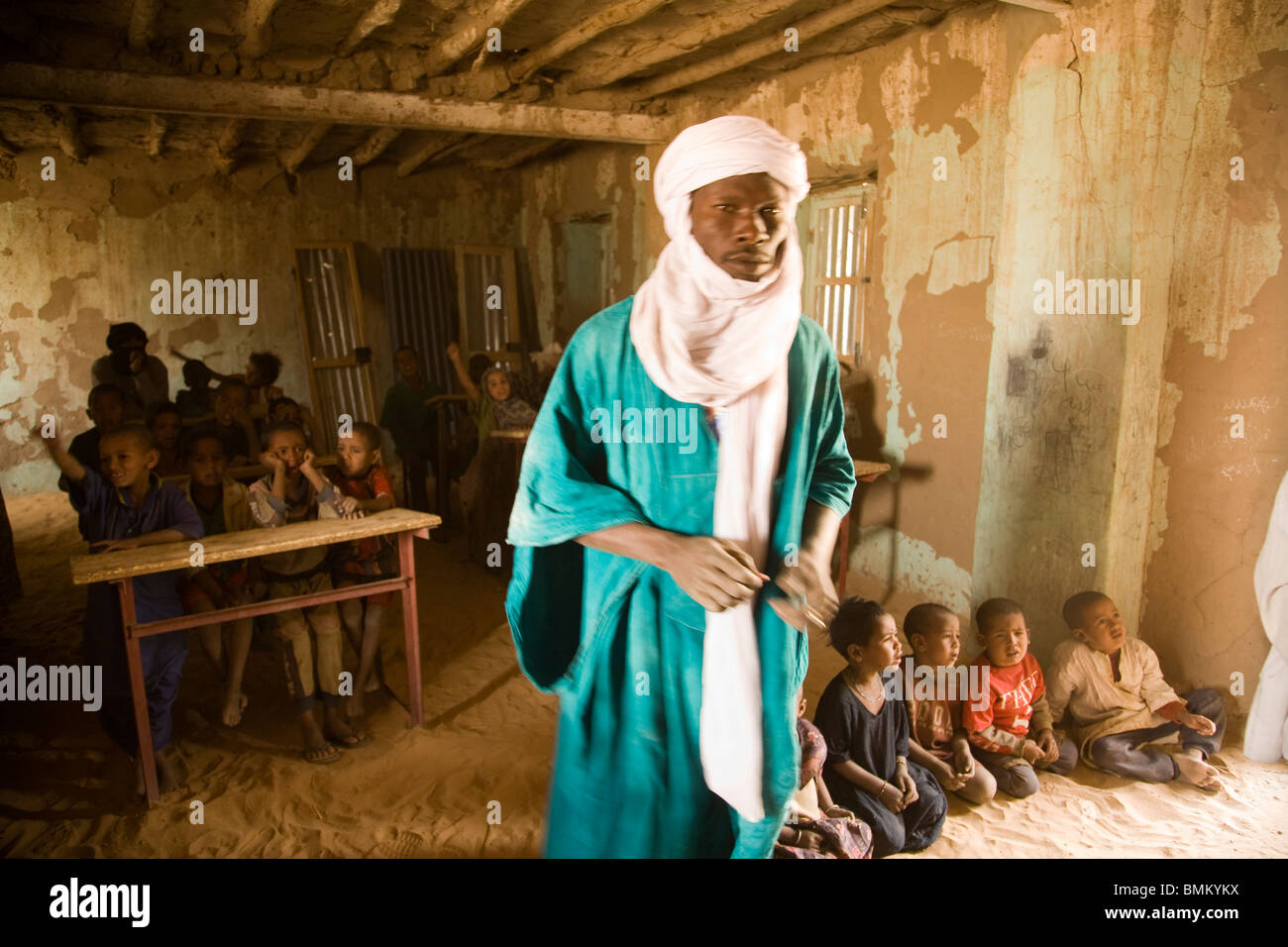 Mali. Tuareg teacher in a primary school Stock Photo - Alamy