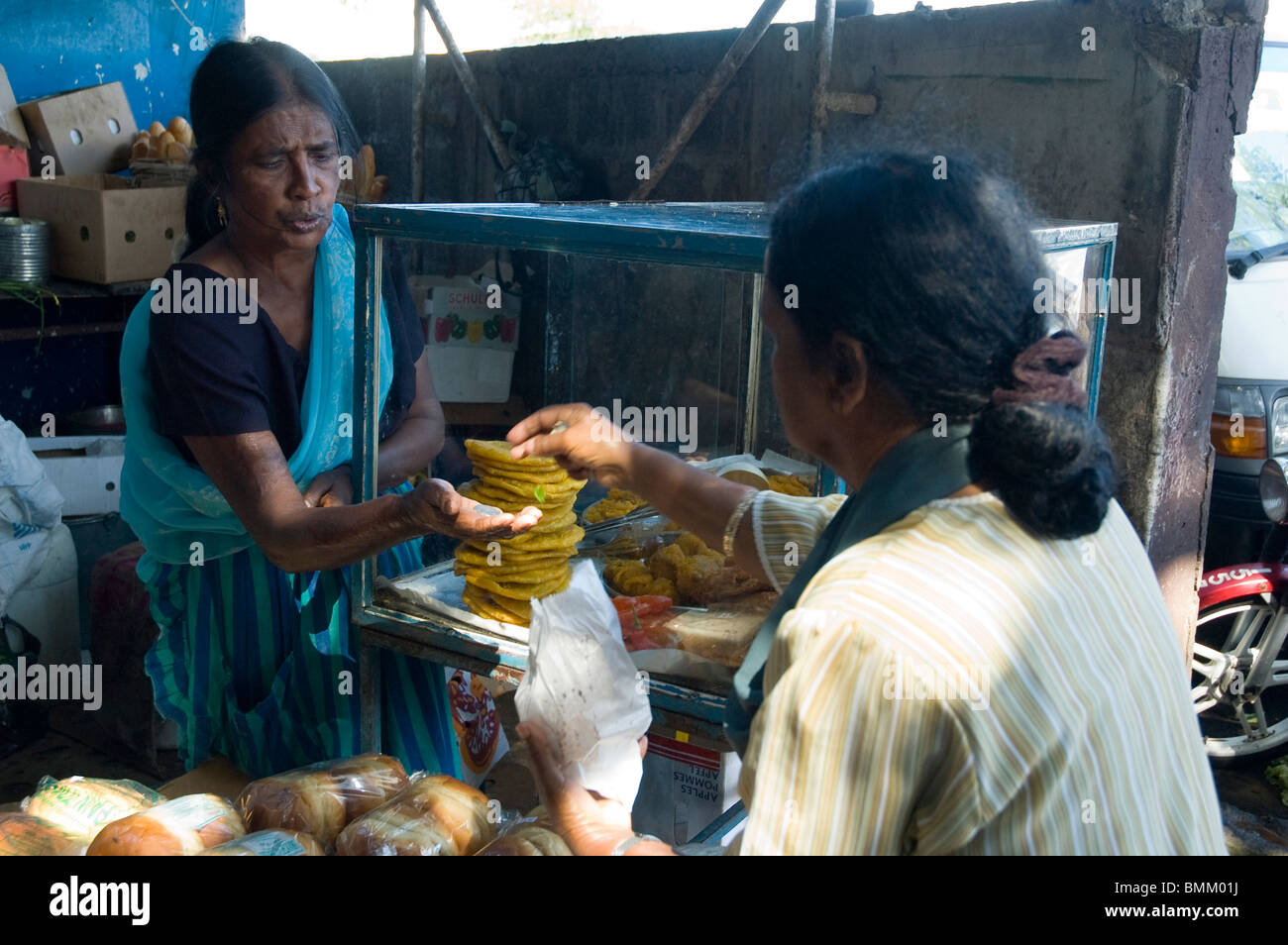 Mauritius, Curepipe. Bread vendor at the market Stock Photo - Alamy