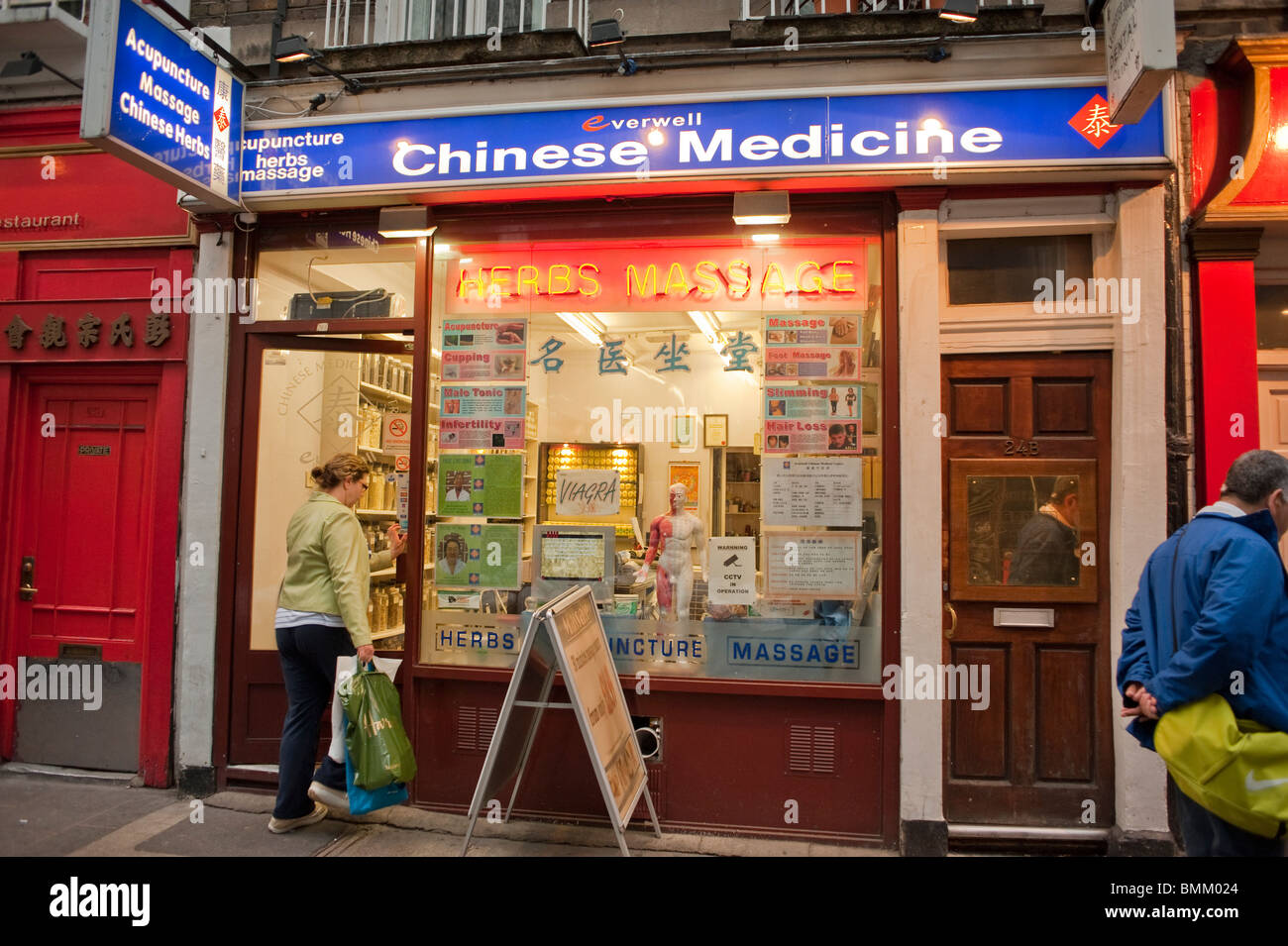 Chinese medicine store front hi-res stock photography and images - Alamy