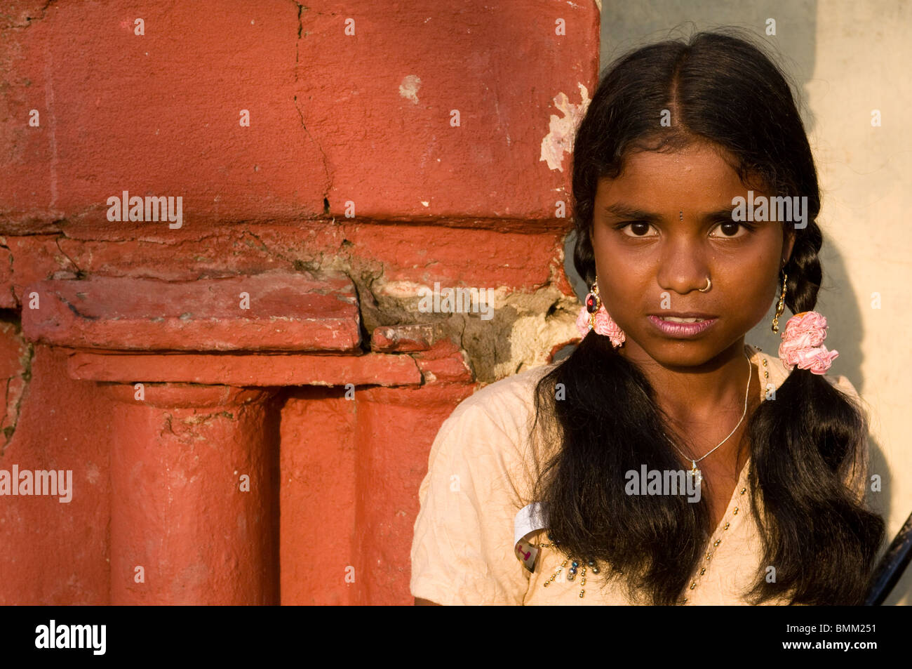 India temple girl hi-res stock photography and images - Alamy