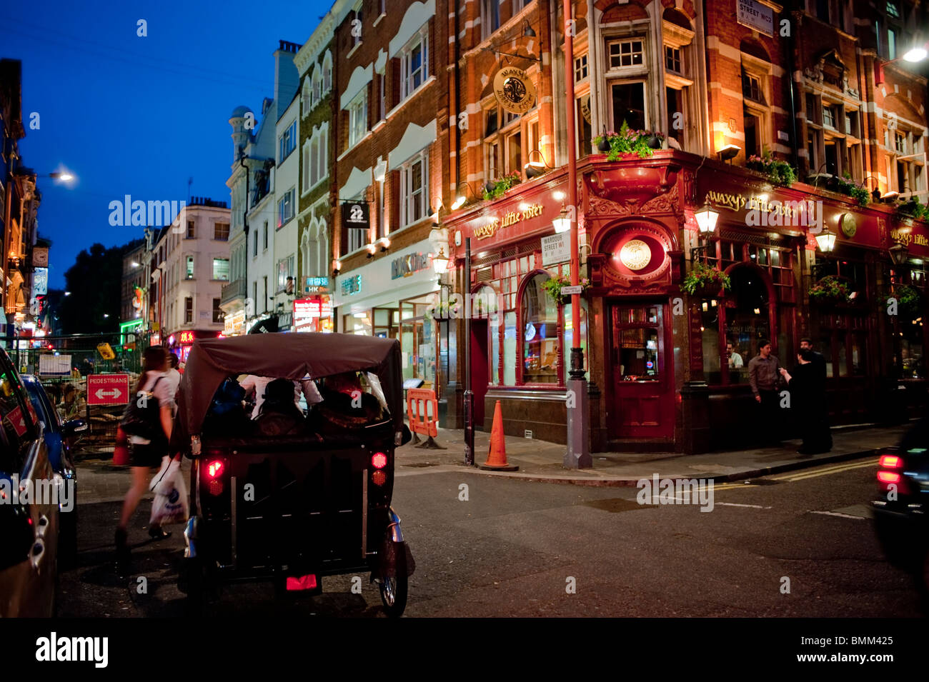 London storefront hi-res stock photography and images - Alamy