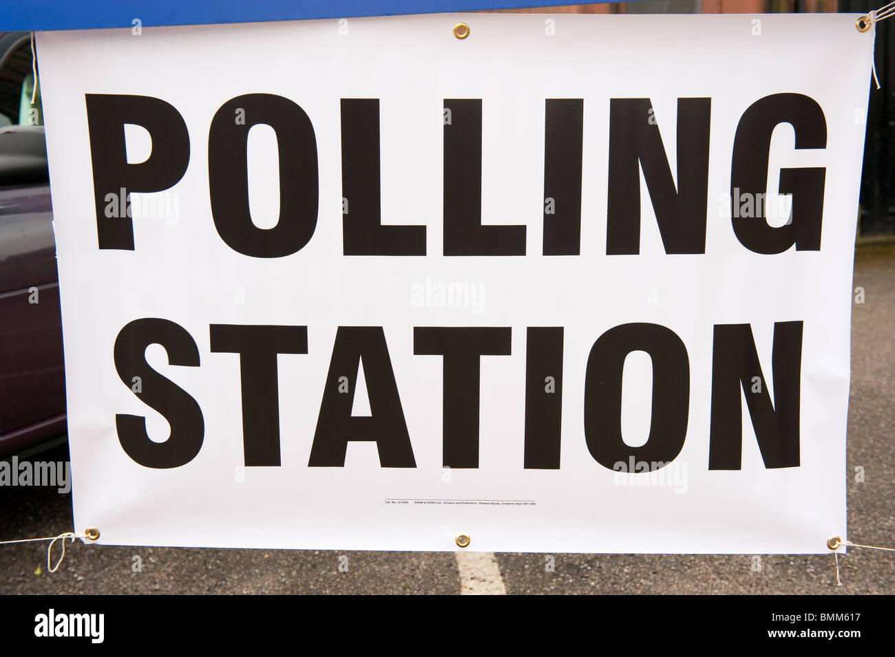 Polling station sign Stock Photo - Alamy