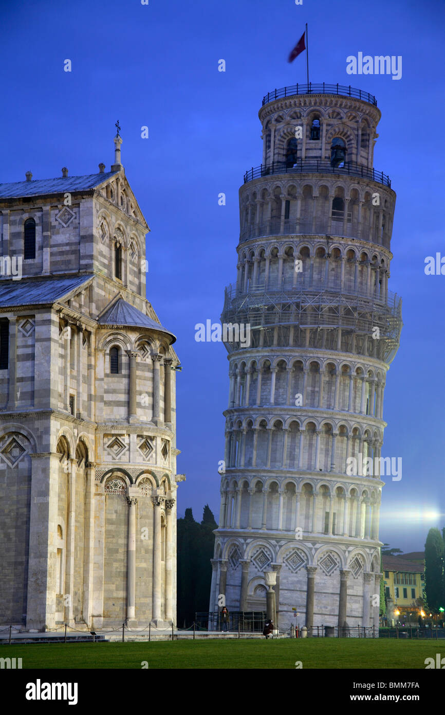 The leaning tower and the cathedral in Piazza dei Miracoli, Pisa, Italy ...