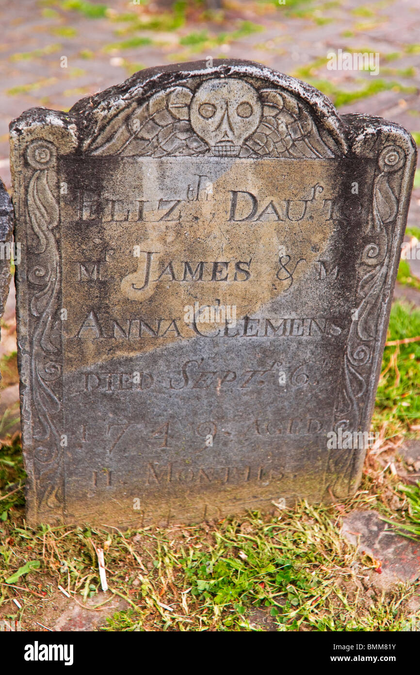 1700s graves tombstones hi-res stock photography and images - Alamy
