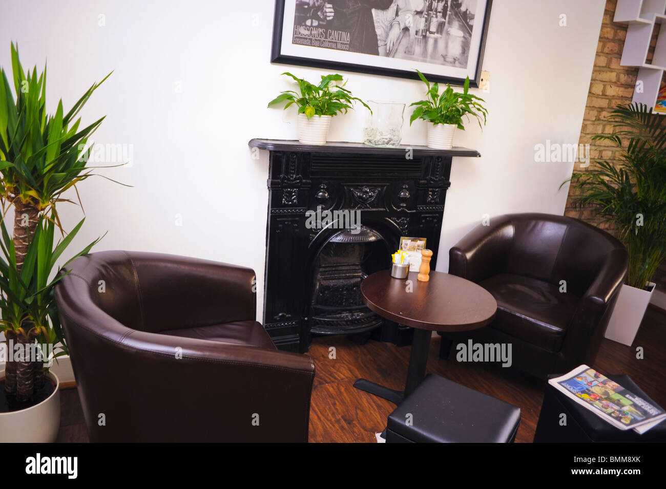 Empty coffee shop uk hi-res stock photography and images - Alamy