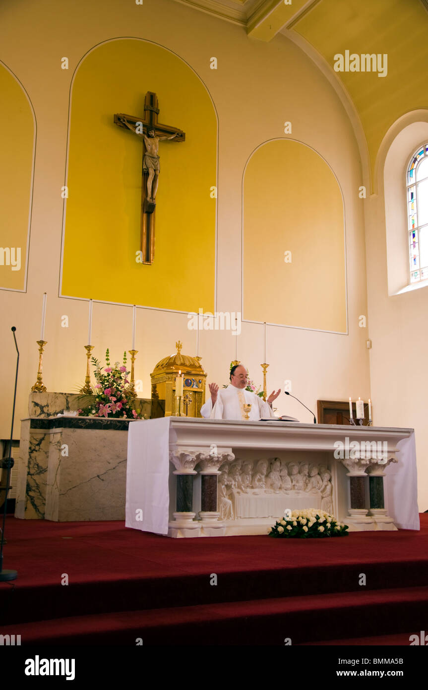 Catholic priest mass altar hi-res stock photography and images - Alamy