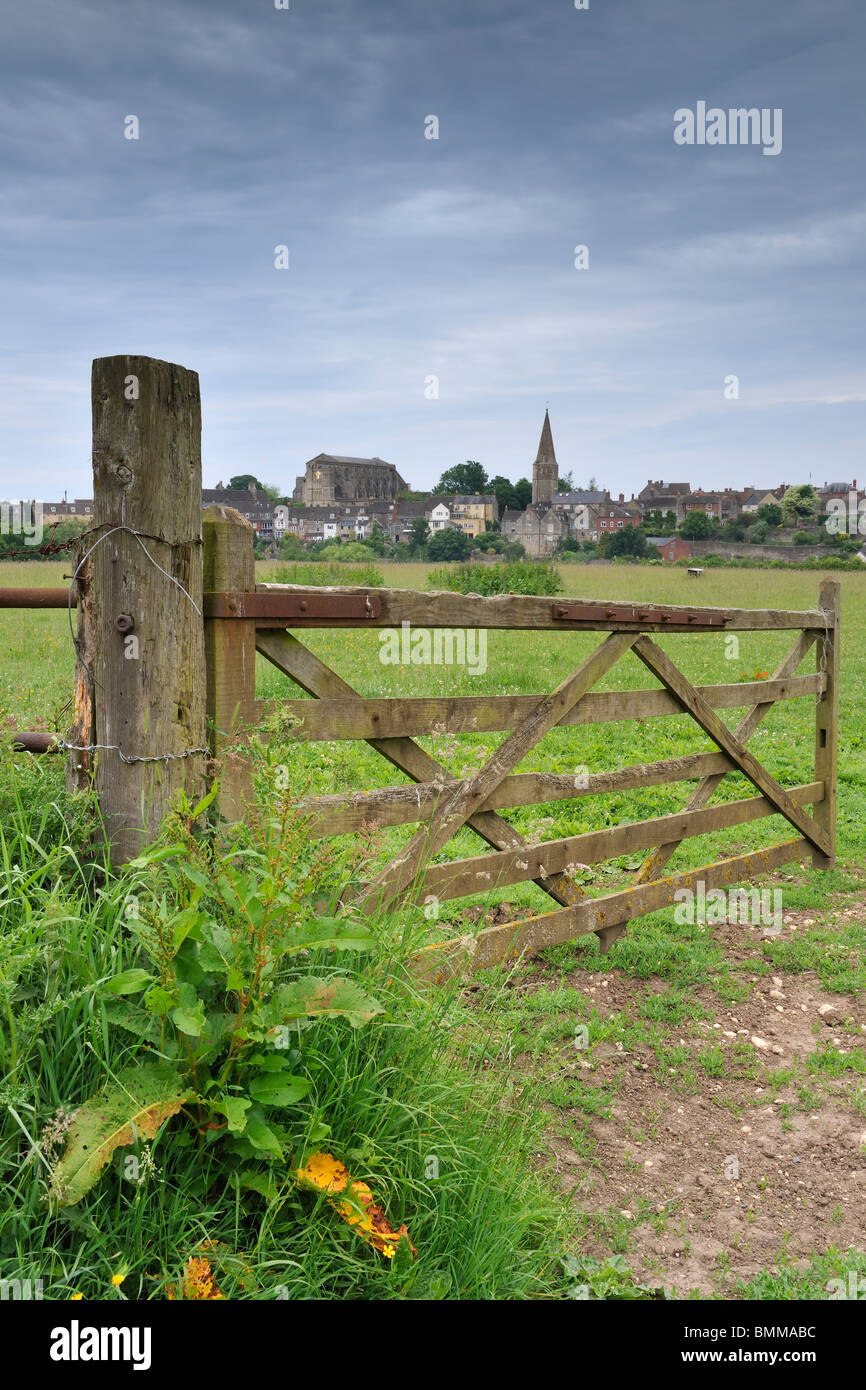Open farm gate hi-res stock photography and images - Alamy