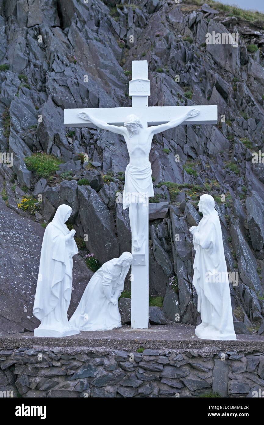 cross and statues, Slea Head, Dingle Peninsula, Co. Kerry, Republic of ...