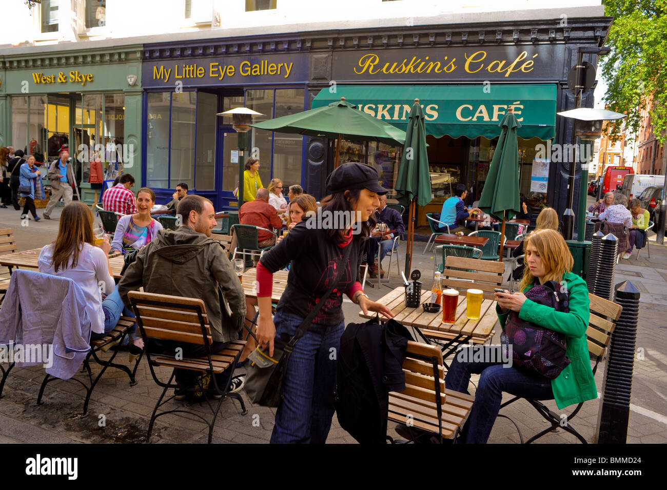 British Pubs, Bars, London, England, UK, Large Crowd people, sitting ...
