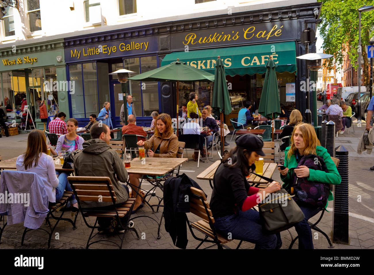 Large Crowd of People, Women, Sitting at Tables, British Pubs, Bars ...