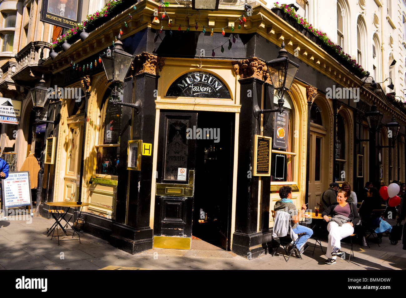 Old British Pubs, Bars, London, England, UK, People sharing Drinks ...