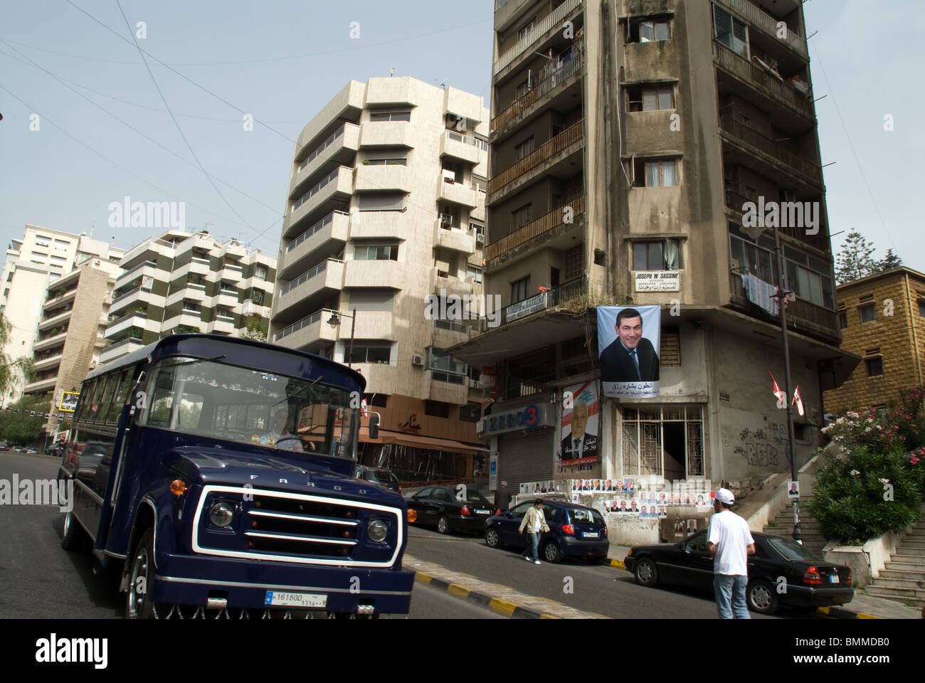 School building and bus hi-res stock photography and images - Alamy