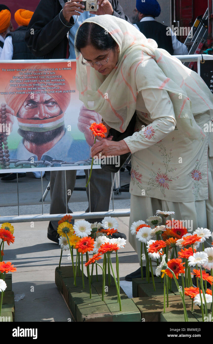 Sikh woman lays flowers in tribute to dead in 1984 Indian massacres ...