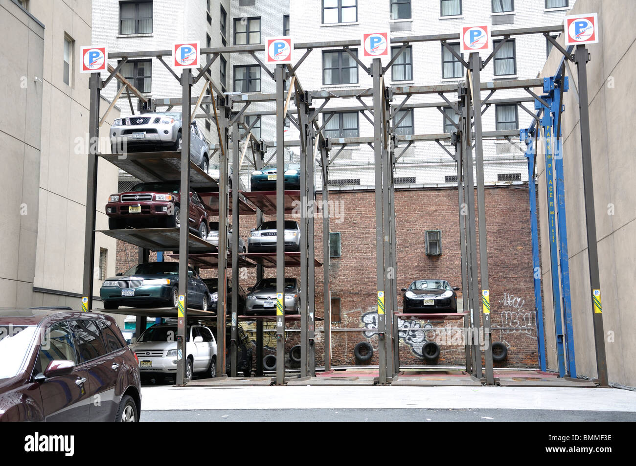 Multi level car parking new york hi-res stock photography and images ...
