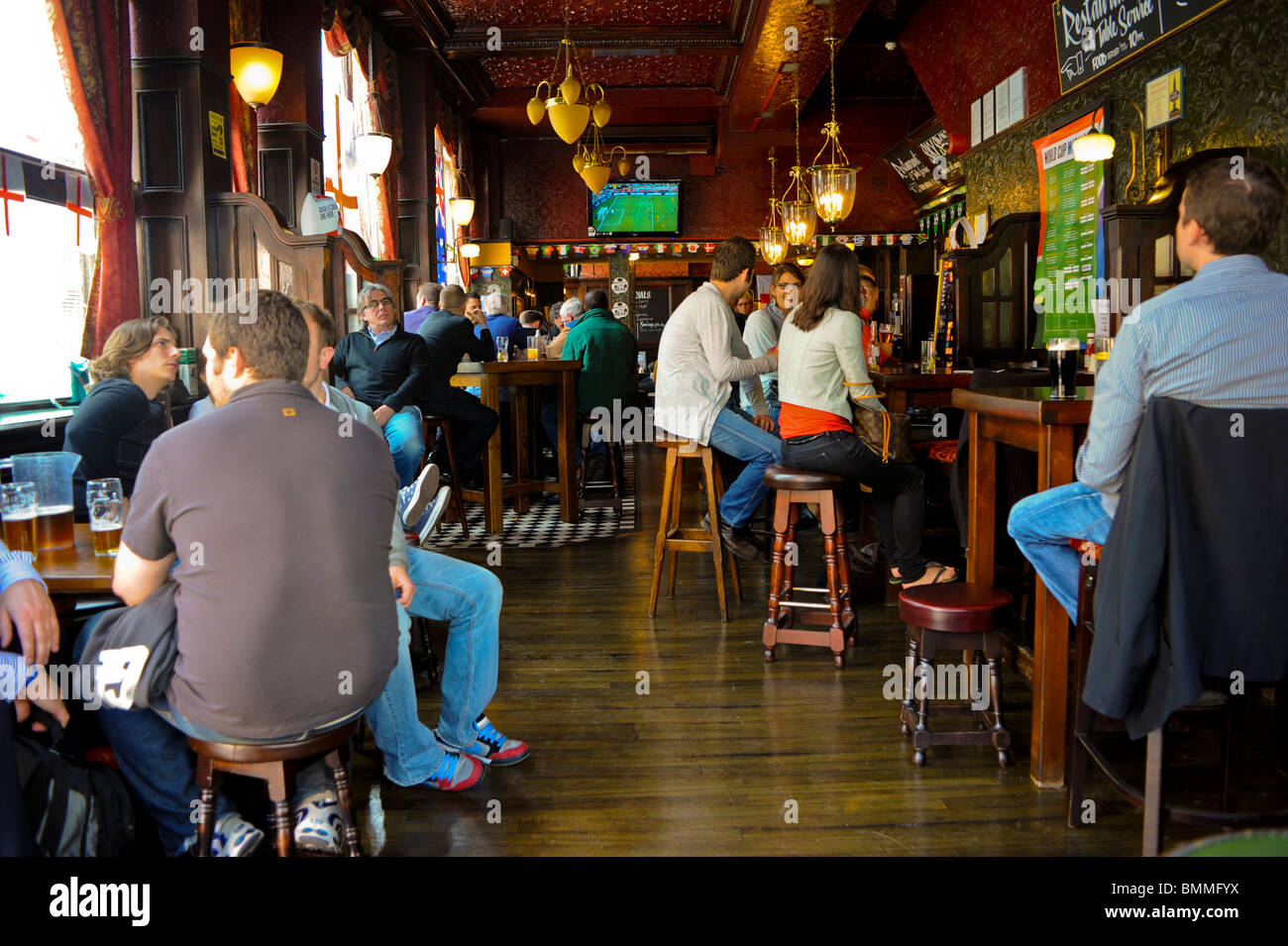 Men inside pub london hi-res stock photography and images - Alamy
