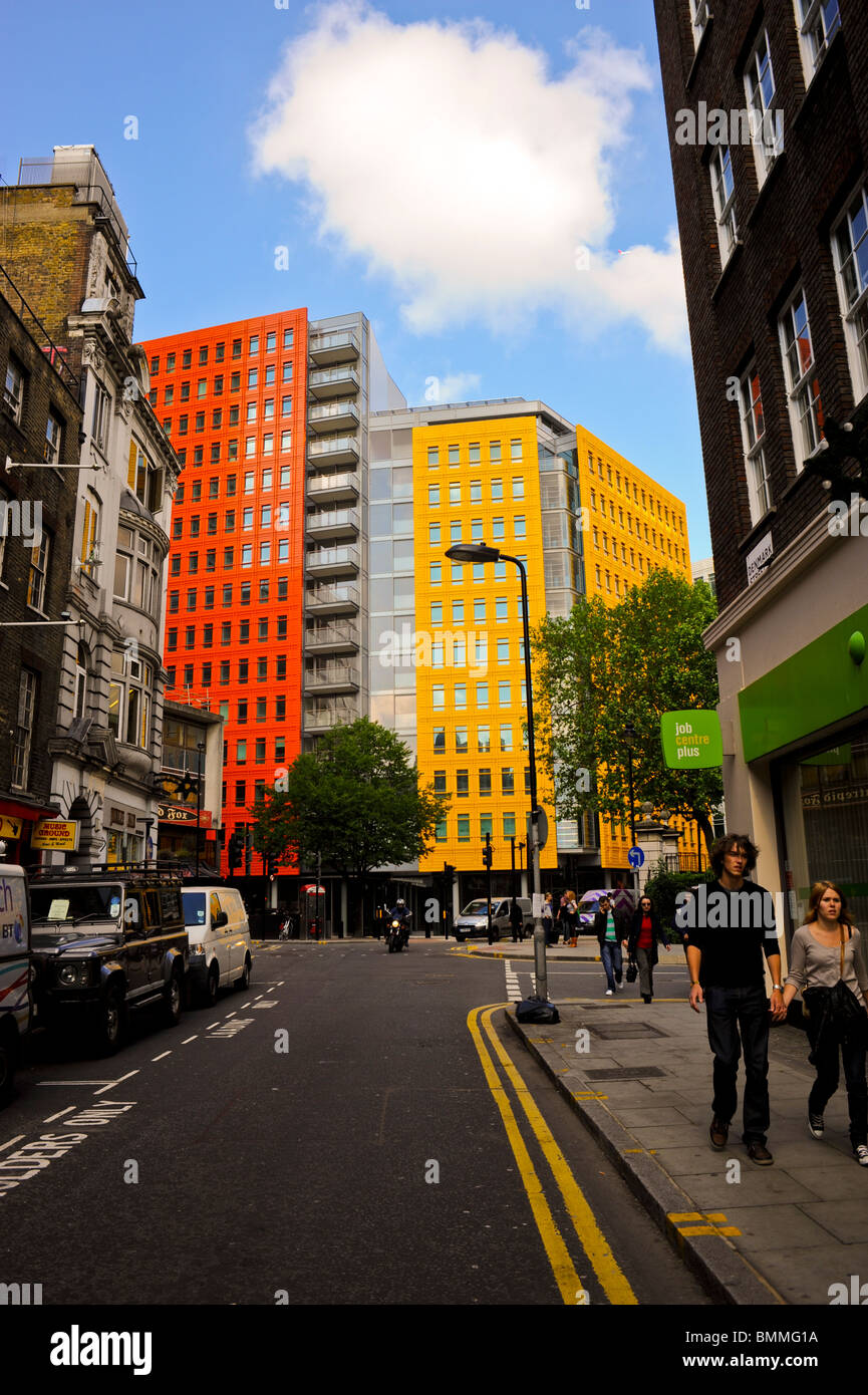 Couple street office buildings hi-res stock photography and images - Alamy