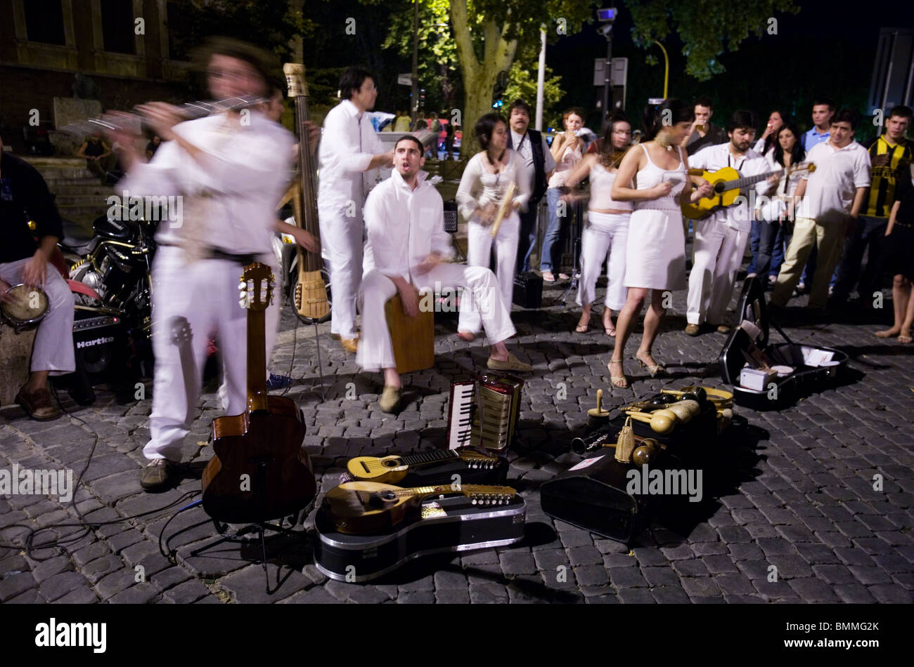 Night life in Piazza Trilussa in Trastevere, Rome, Italy Stock Photo ...