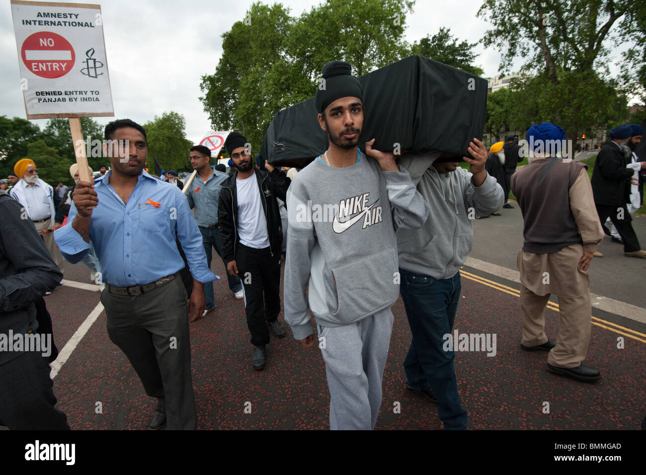Young Sikhs carry coffin in march to remember 1984 massacres in India ...