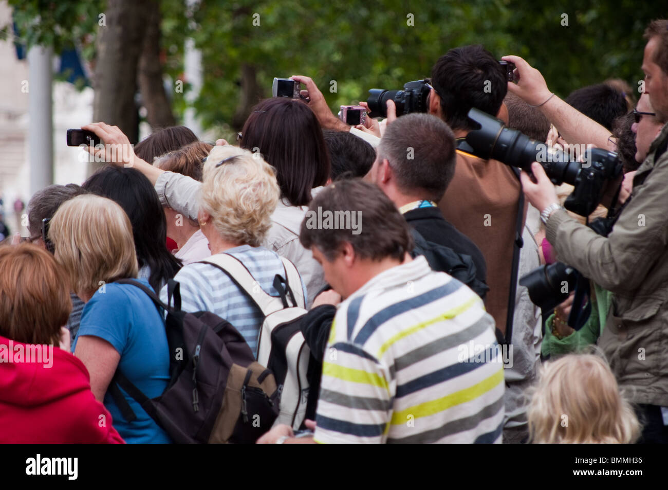 Crowd taking photographs Stock Photo - Alamy