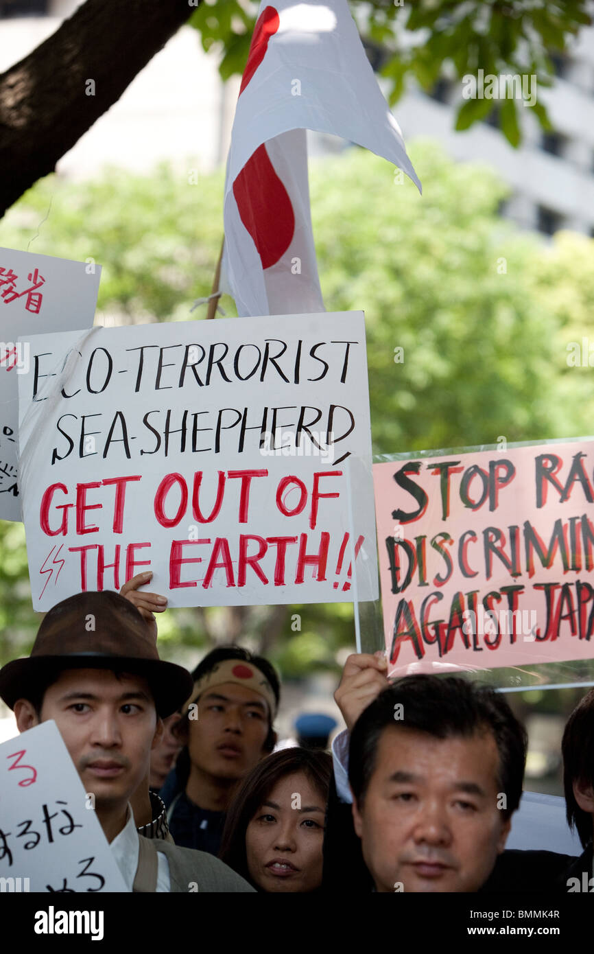 Japanese right wing protest against Sea Shepherd and Pete Bethune, and ...