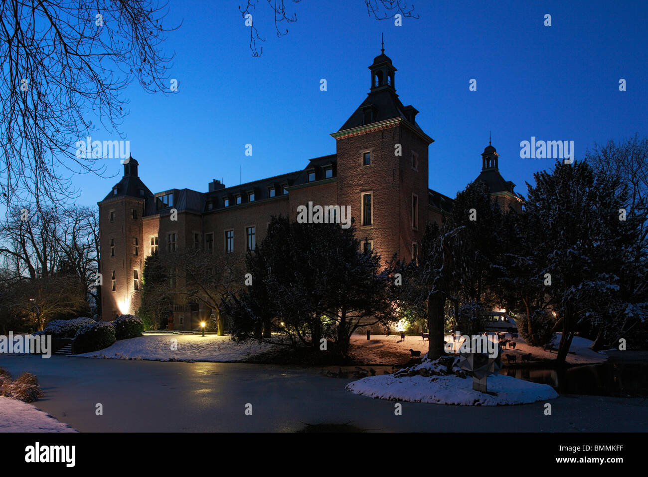 Wasserschloss Neersen am Abend, winterlich verschneit, Willich-Neersen ...