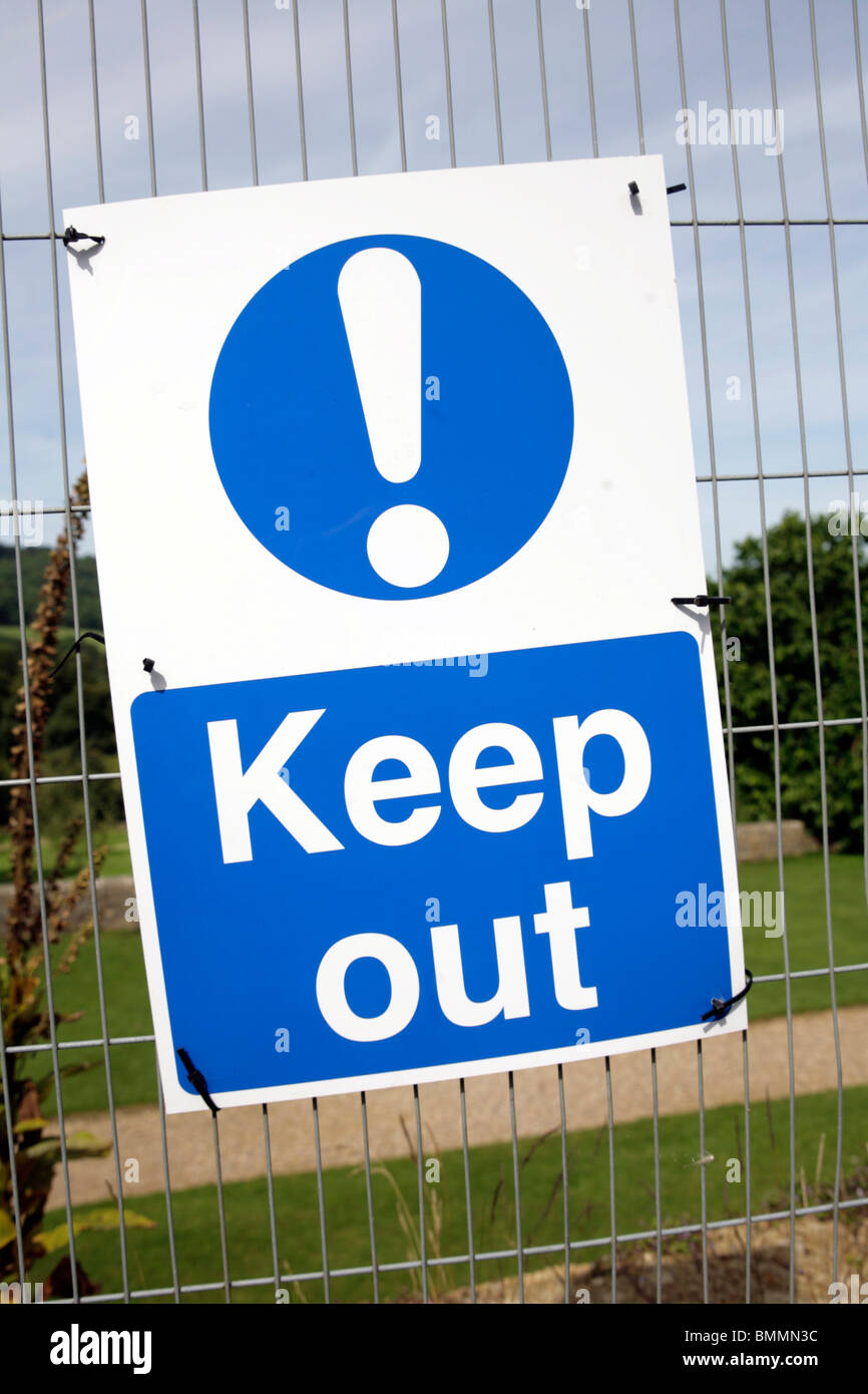 Keep Out Sign on fence surrounding a construction site Stock Photo - Alamy
