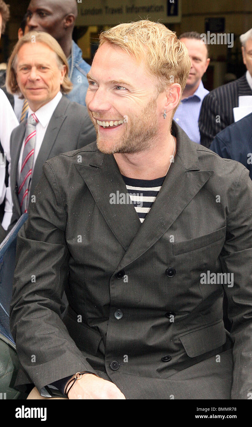 Celebrity unshaven hi-res stock photography and images - Alamy