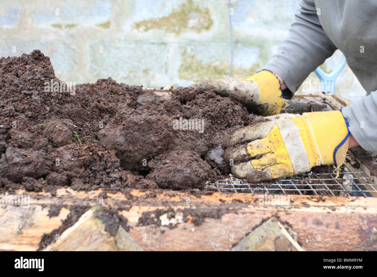 SIEVING COMPOST - RUB MATERIAL THROUGH SCREEN Stock Photo - Alamy