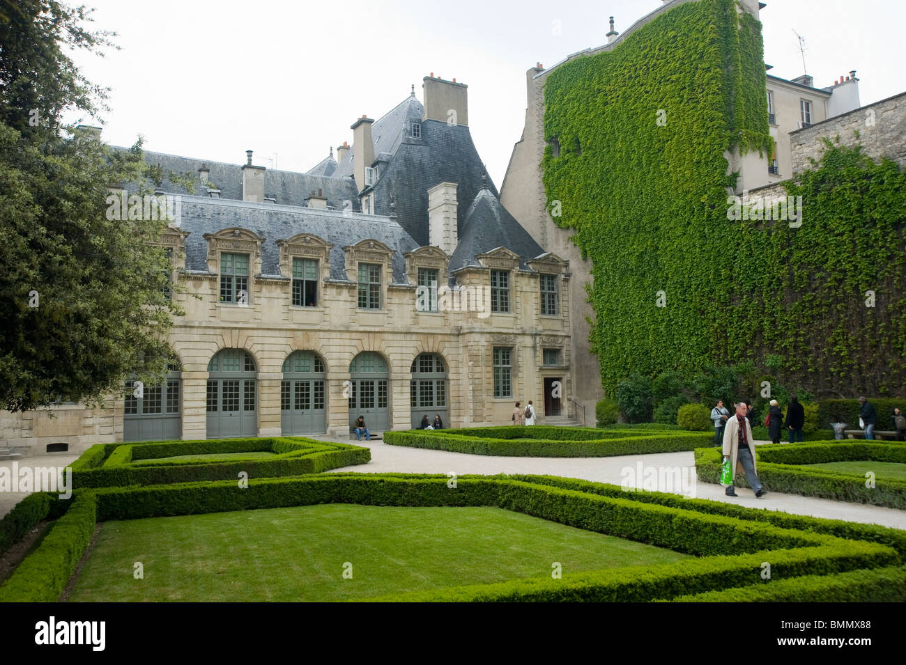 75004 paris hi-res stock photography and images - Alamy