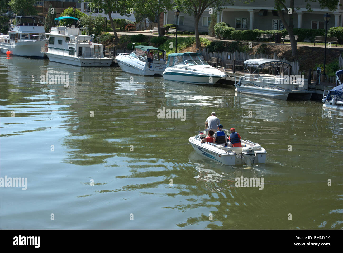 Family enjoys Sunday outing on Erie Canal Stock Photo - Alamy