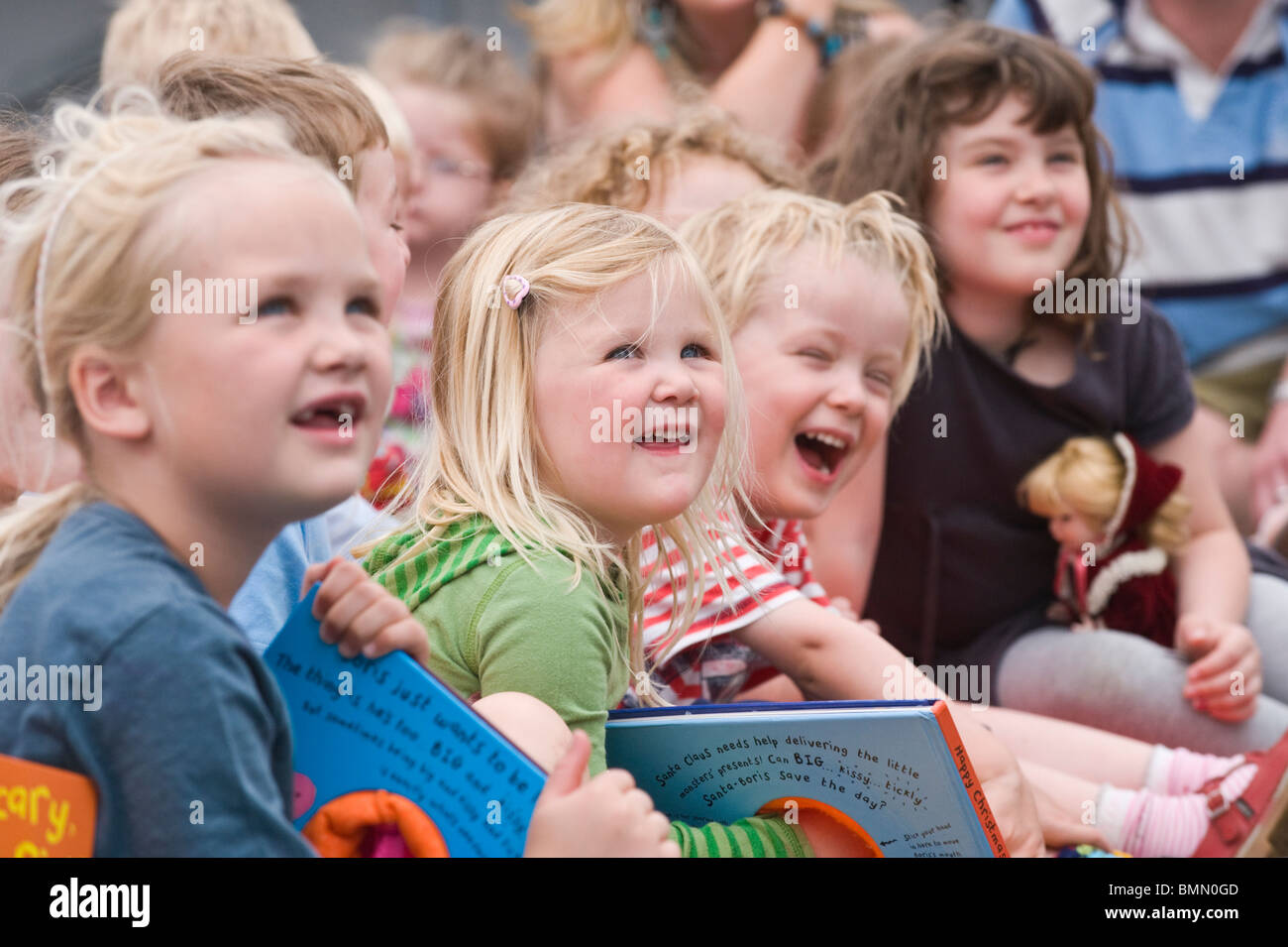 Children performing audience hi-res stock photography and images - Alamy