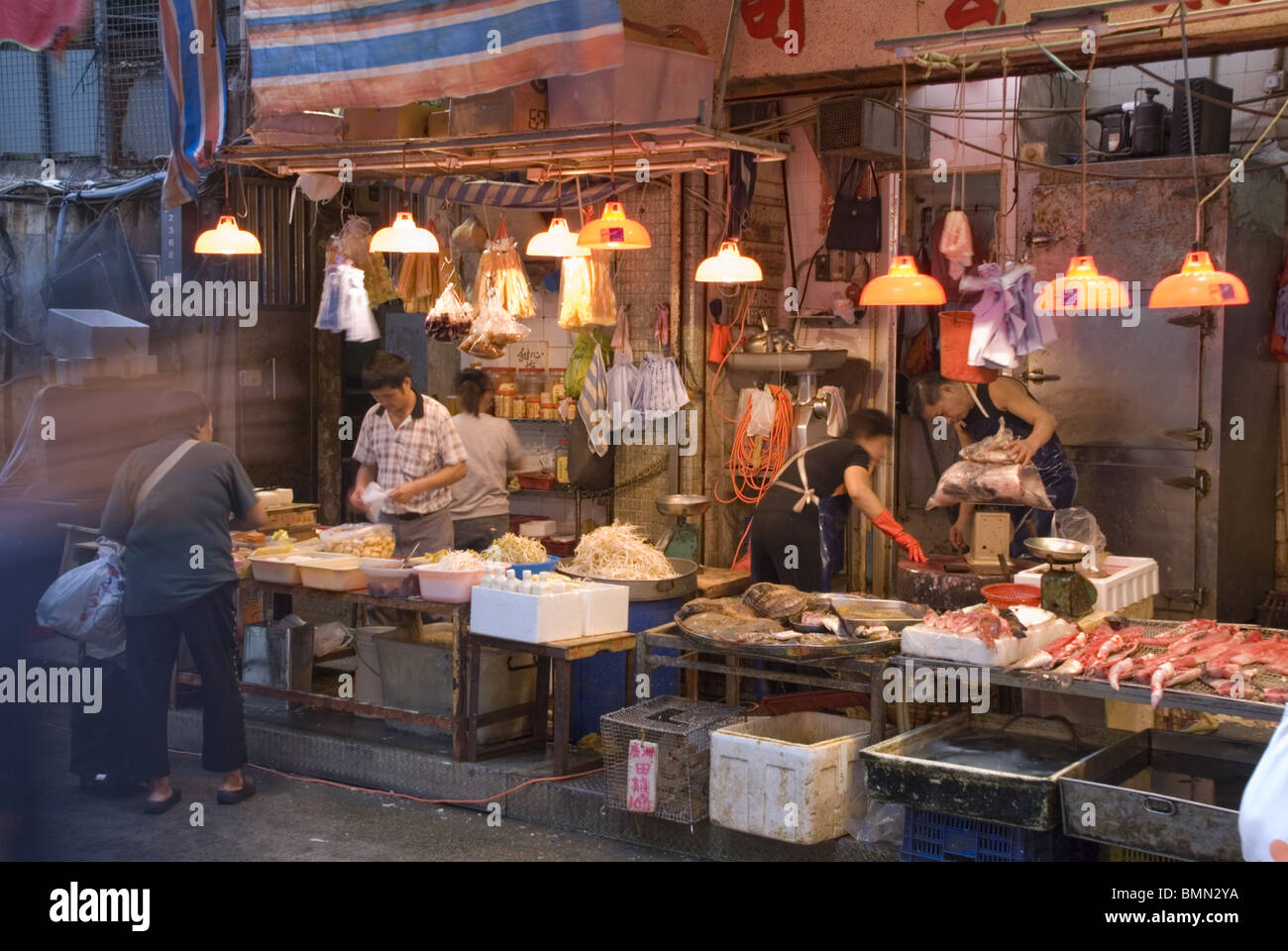 Hong Kong, Wanchai Market Fishmonger Stock Photo - Alamy