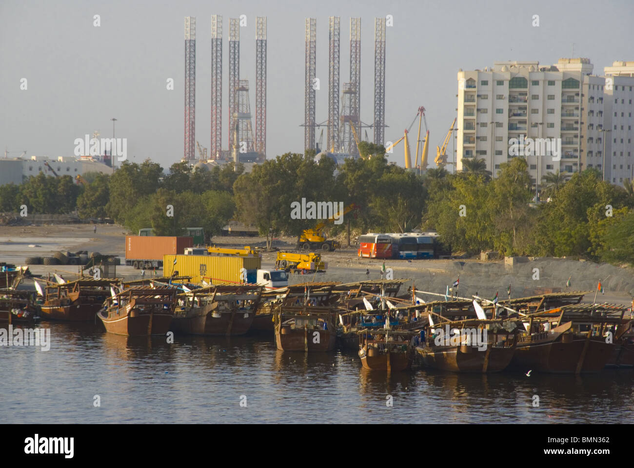 Arab oil rig and water hi-res stock photography and images - Alamy