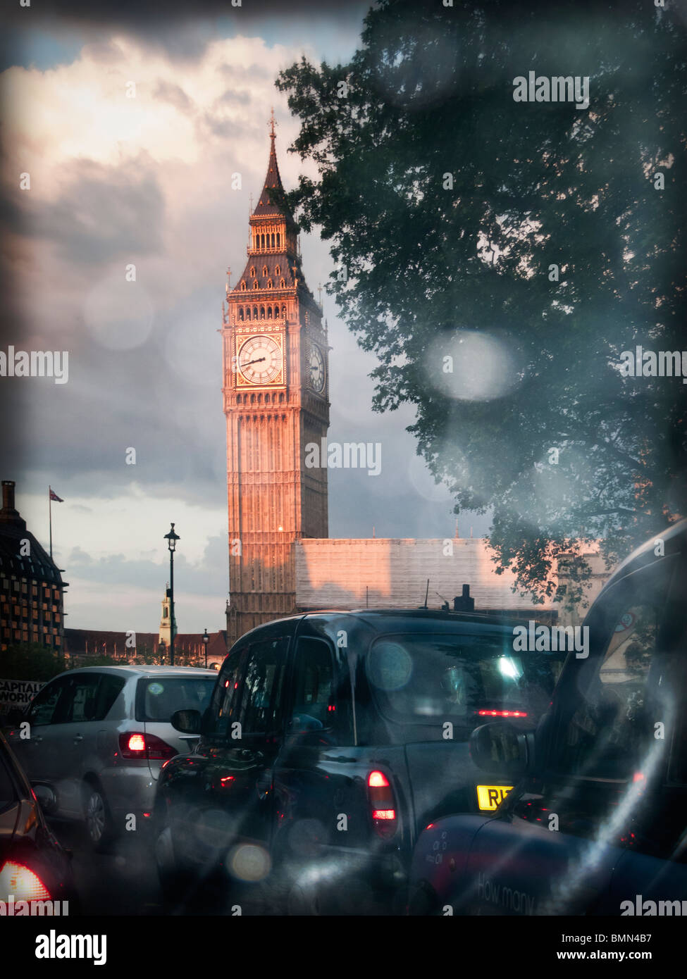 London congestion charge and traffic hi-res stock photography and ...