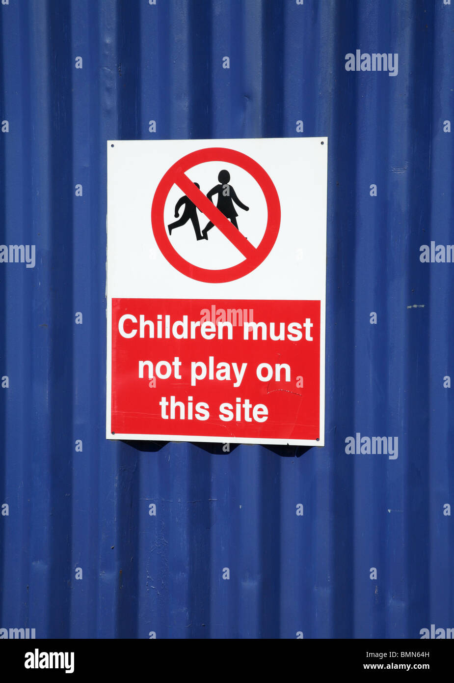 Sign children must not play on this site Stock Photo - Alamy
