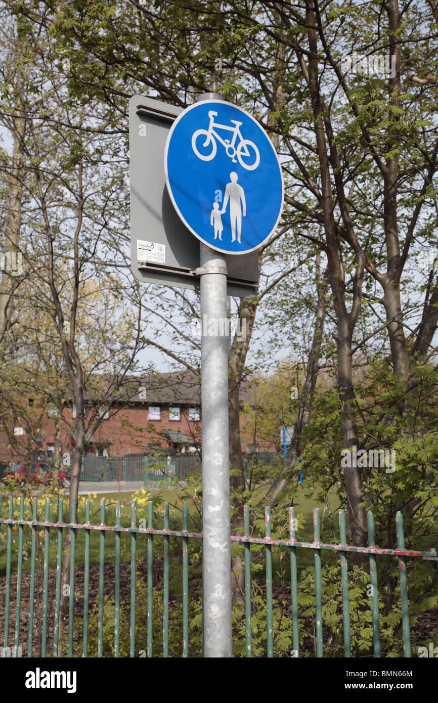 Cycle track road sign hi-res stock photography and images - Alamy