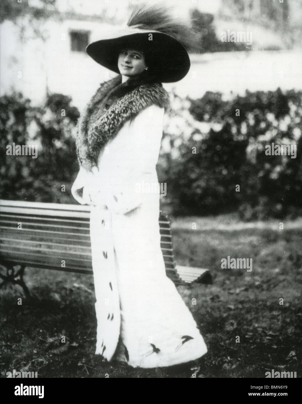 MATA HARI (1876-1917) Dutch exotic dancer and courtesan, executed for ...